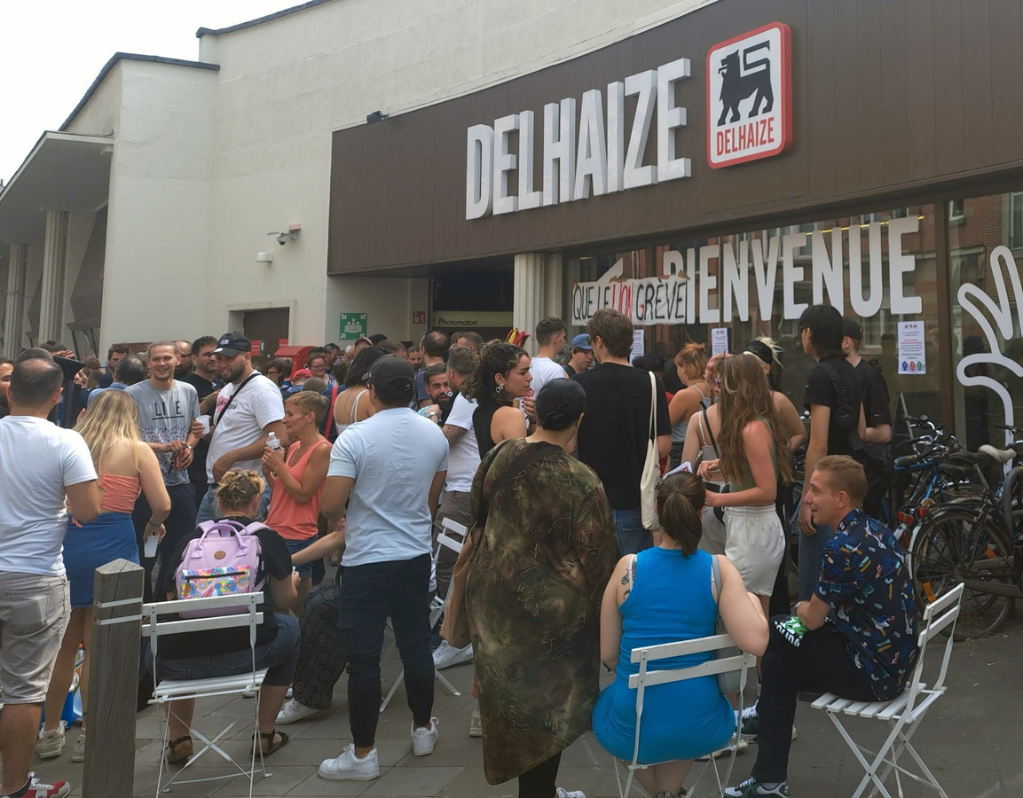 Acties bij verschillende Delhaize-winkels in Brussel | Foto | hln.be