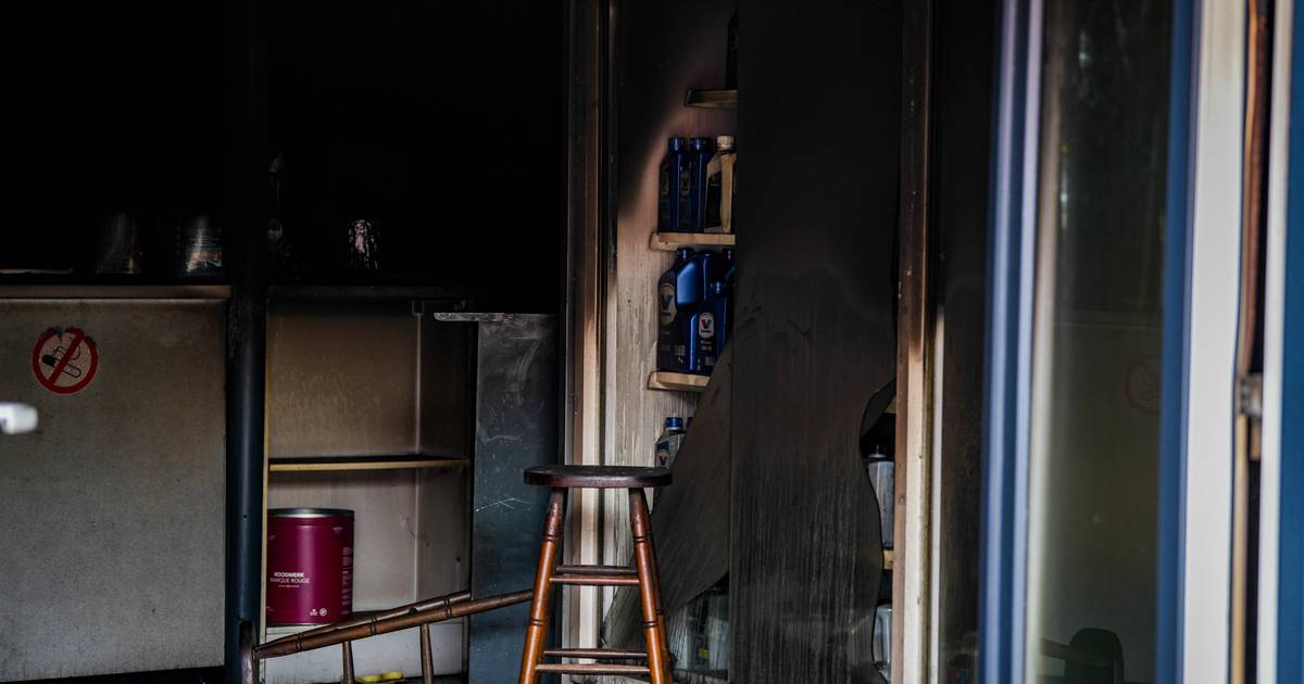 Grote brand bij autobedrijf zorgt voor veel schade: ‘Er stond een muur ...