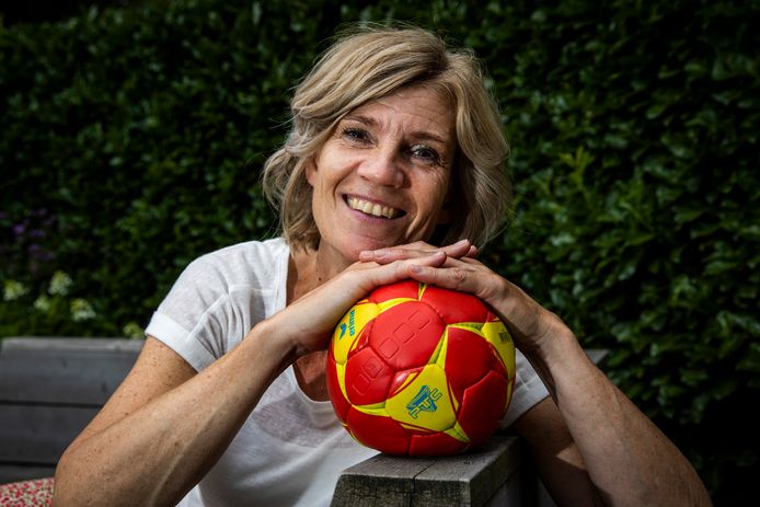 ‘Moeder-overste’ Karen Meijer haalde met handbalclub Olympia Hengelo de ...
