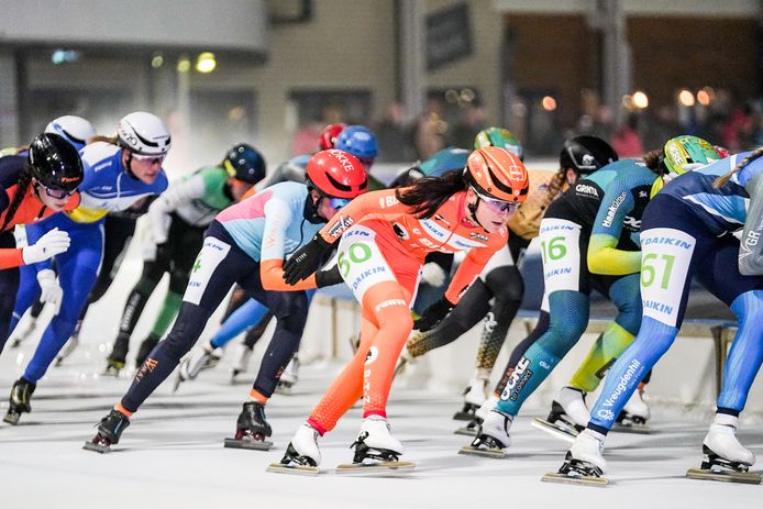 Op de skeelers weleens in de kreukels, op de schaats een opvallende verschijning: ‘Leuk zo'n pak ...