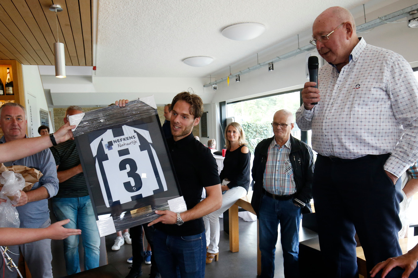 Hercules neemt in stijl afscheid van Rob Rietveld | Foto | AD.nl