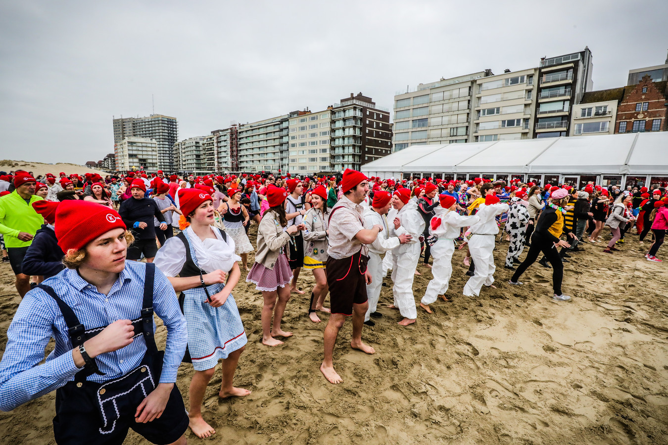 IN BEELD. 400 mensen duiken Noordzee in tijdens Knuffelduik | Foto | hln.be
