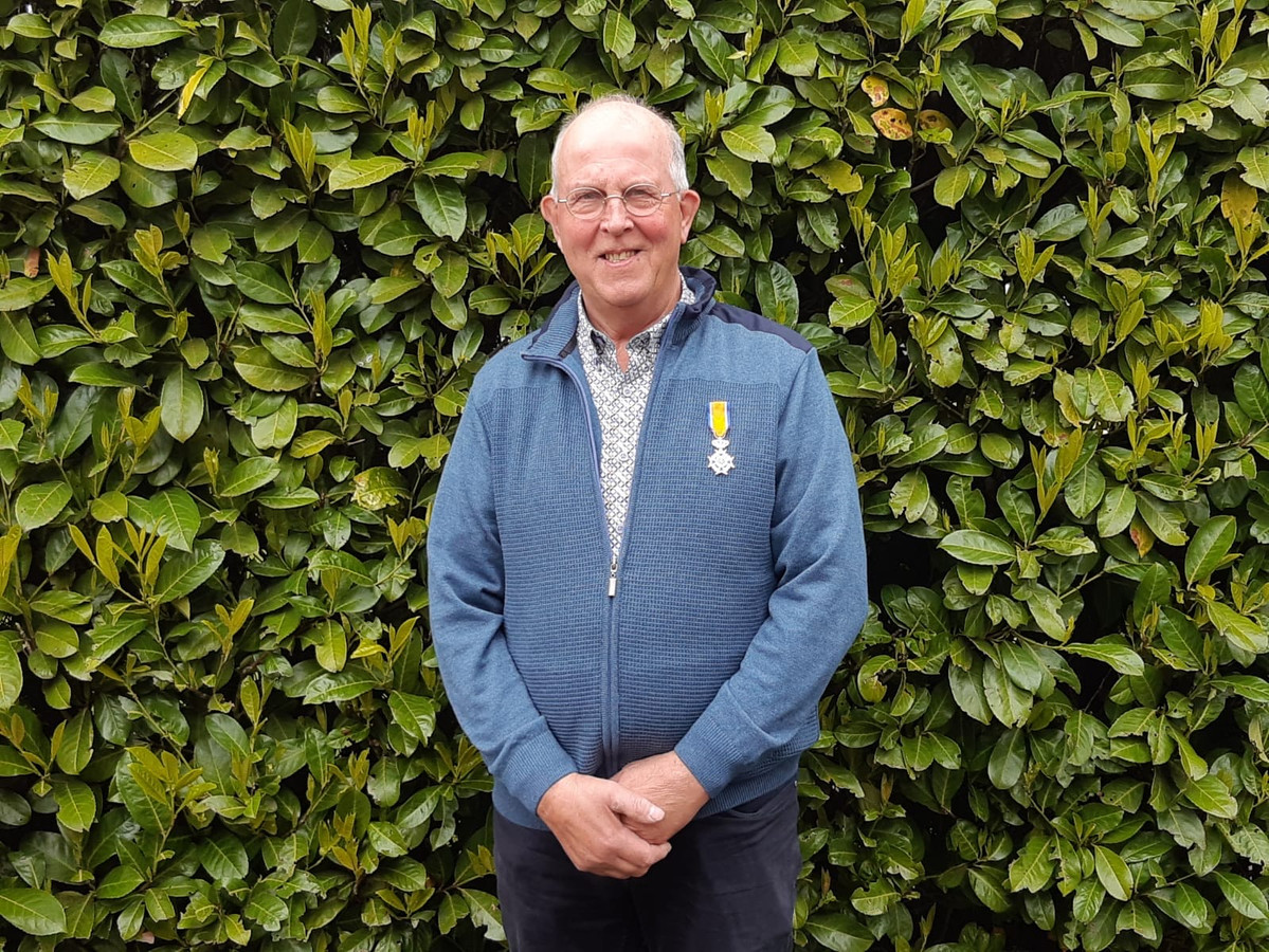 Twee leden en een Ridder tijdens de lintjesregen in Bergeijk | Foto | AD.nl