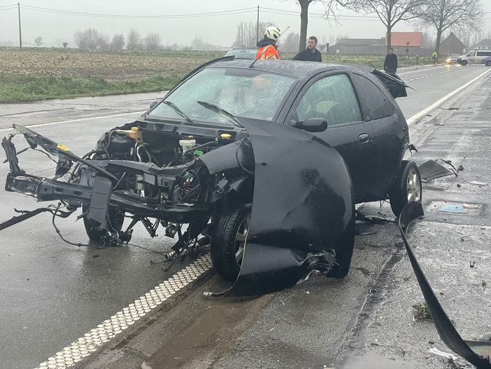 Auto vliegt uit bocht en belandt tegen woning in Dikkebus, automobilist ...