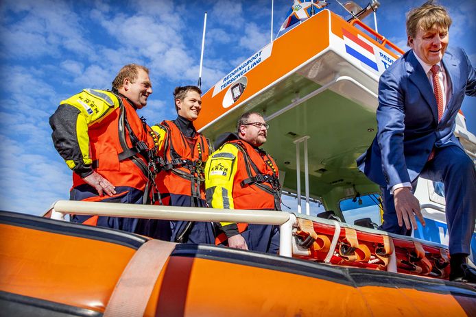 Verrassing: koning Willem-Alexander landt met witte helikopter op ...