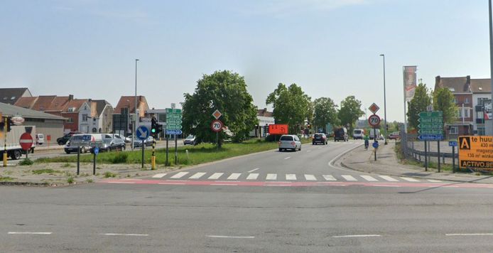 Eindelijk worden drie R8-kruispunten vooral voor fietsers veiliger: Ringlaan krijgt er drie ...