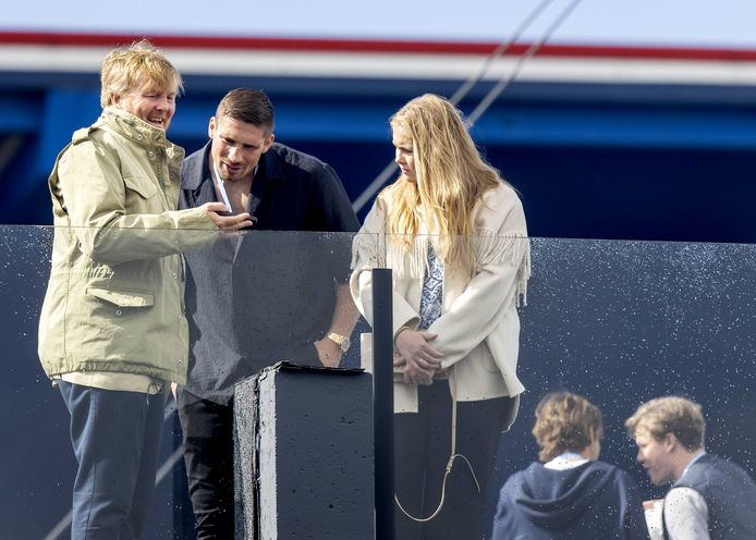 Koning Willem Alexander vermaakt zich met Rico Verhoeven en ‘vecht’ met King of kickboxing ...