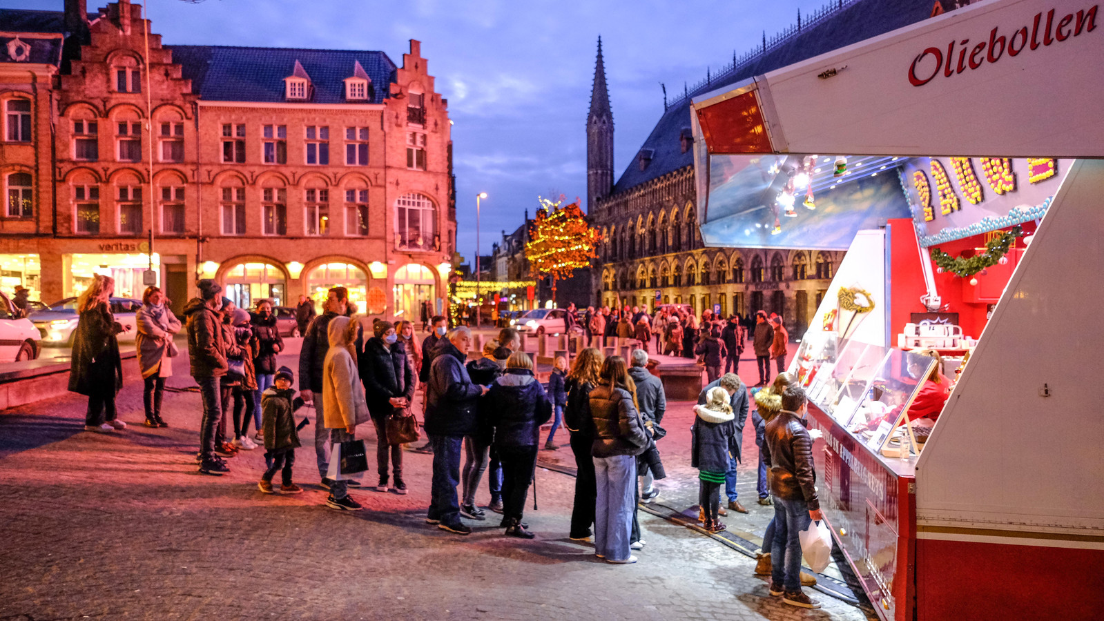 Kerst in Ieper, met kraampjes op Kiekenmarkt, wél succes op zaterdag ...