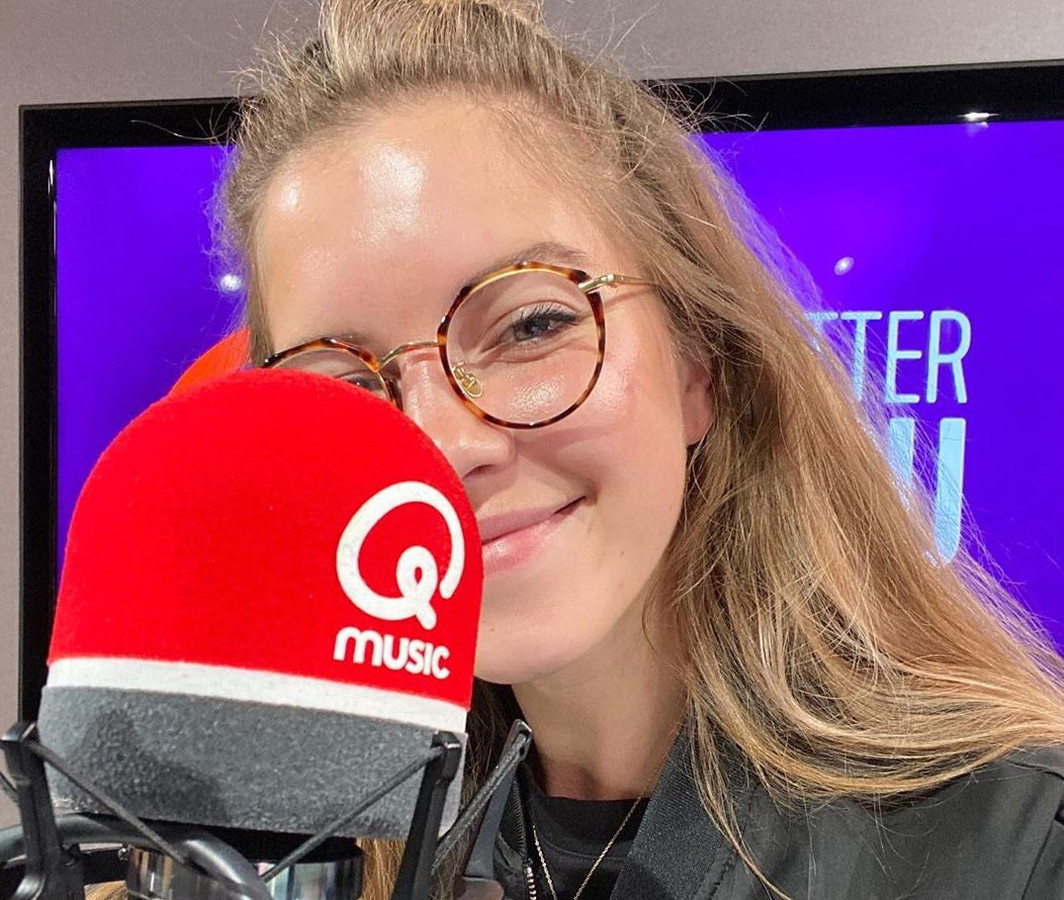 Bab Buelens kruipt deze zomer achter de microfoon bij Qmusic | Foto ...
