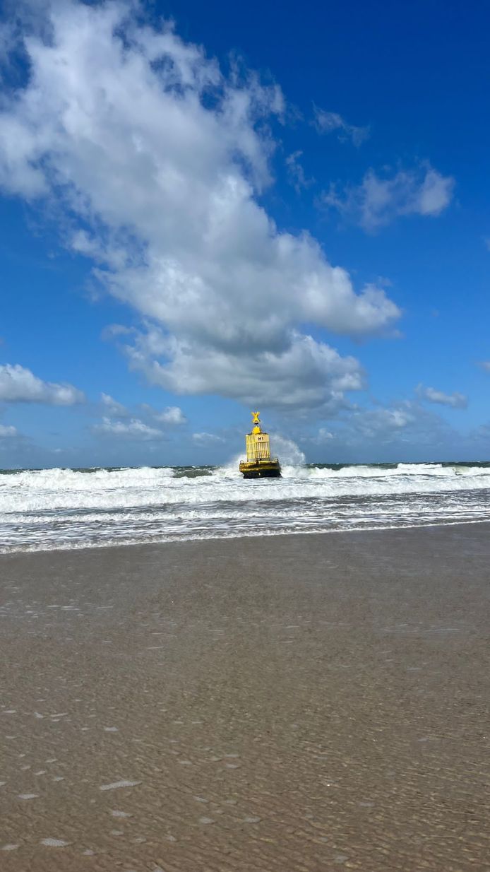 Enorme boei schiet los door storm Poly en belandt op strand ...