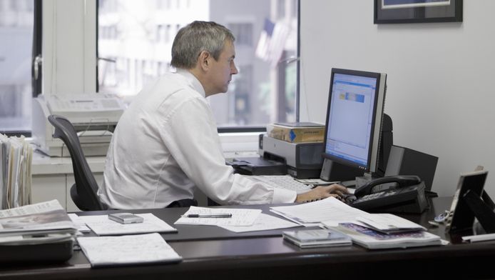 Twee uur rechtstaan per dag heilzamer voor de gezondheid dan zitten ...