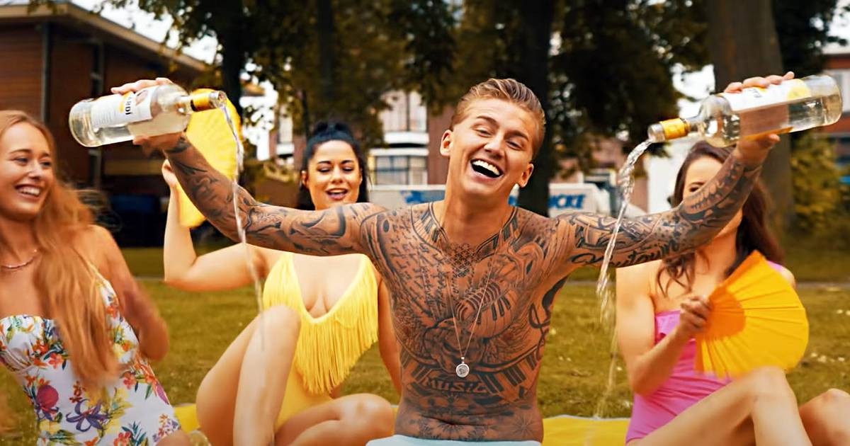 Mart Hoogkamer brengt ‘Zwemmen in Bacardi Lemon’ naar Zoetermeer tijdens Nacht van Hollandse ...