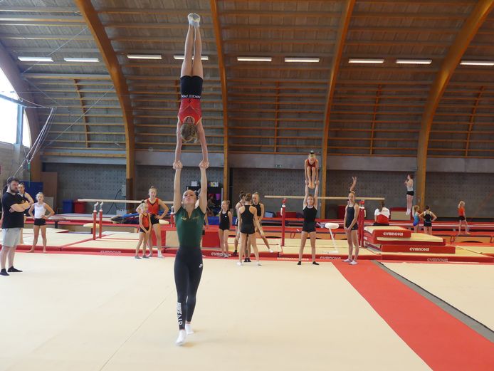 350 gymnasten turnen 12 uur voor meisje dat zwaargewond geraakte op reis: “Na iedere sessie ...