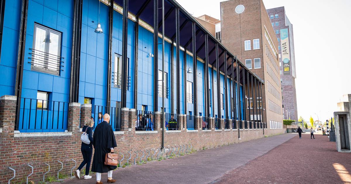 Ongeluk met moeder en kinderen op Kerkstraat Goor, bestuurder van ... Ongeluk met moeder en kinderen op Kerkstraat Goor, bestuurder van ...