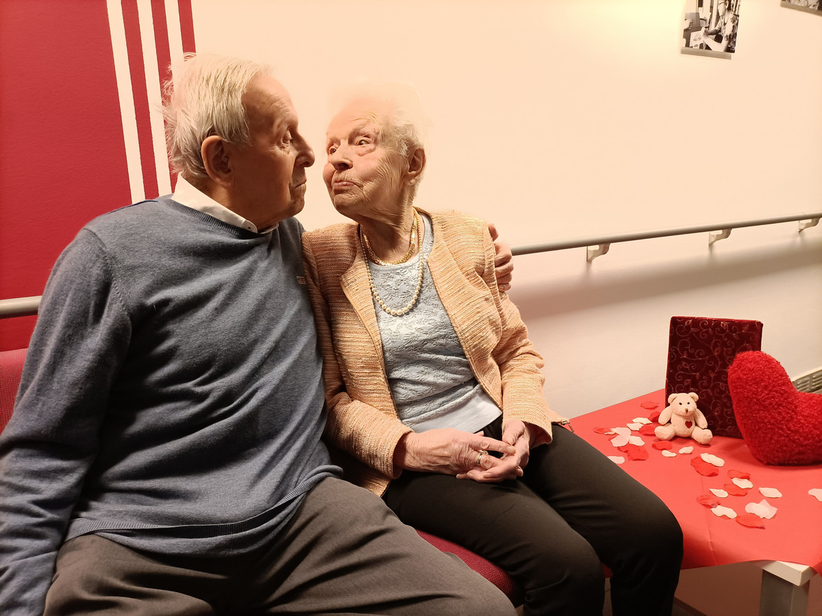 Zelfs na 70 jaar knuffelen Roger en Agnes nog steeds bijna elke dag ...
