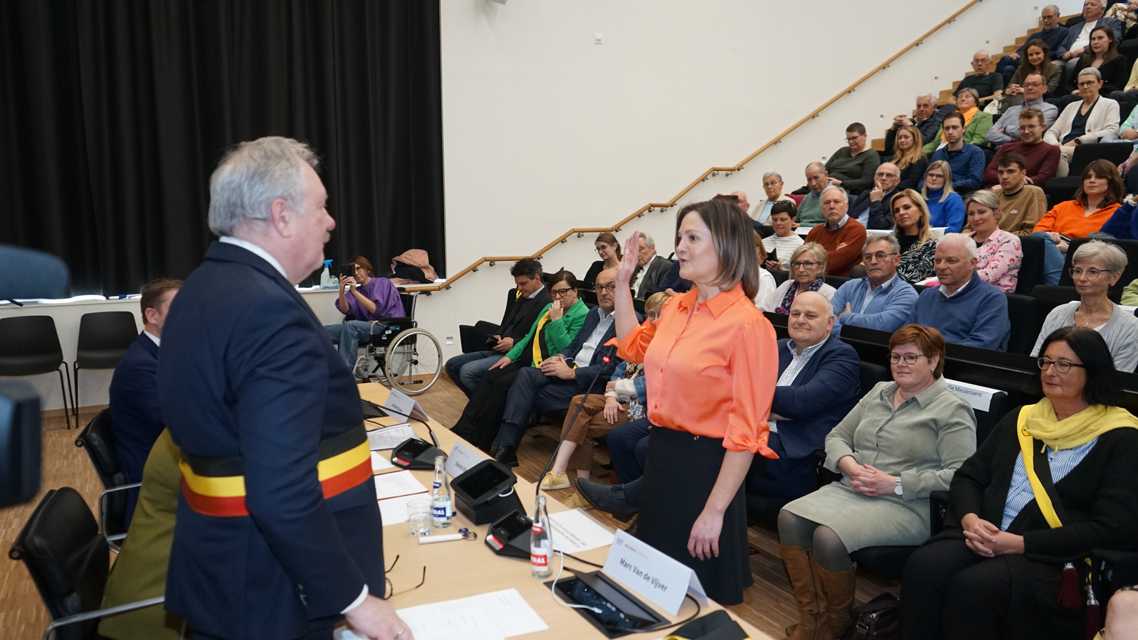 Lien Van Dooren en Jeroen Verhulst leggen eed af als schepen, Raf Van ...