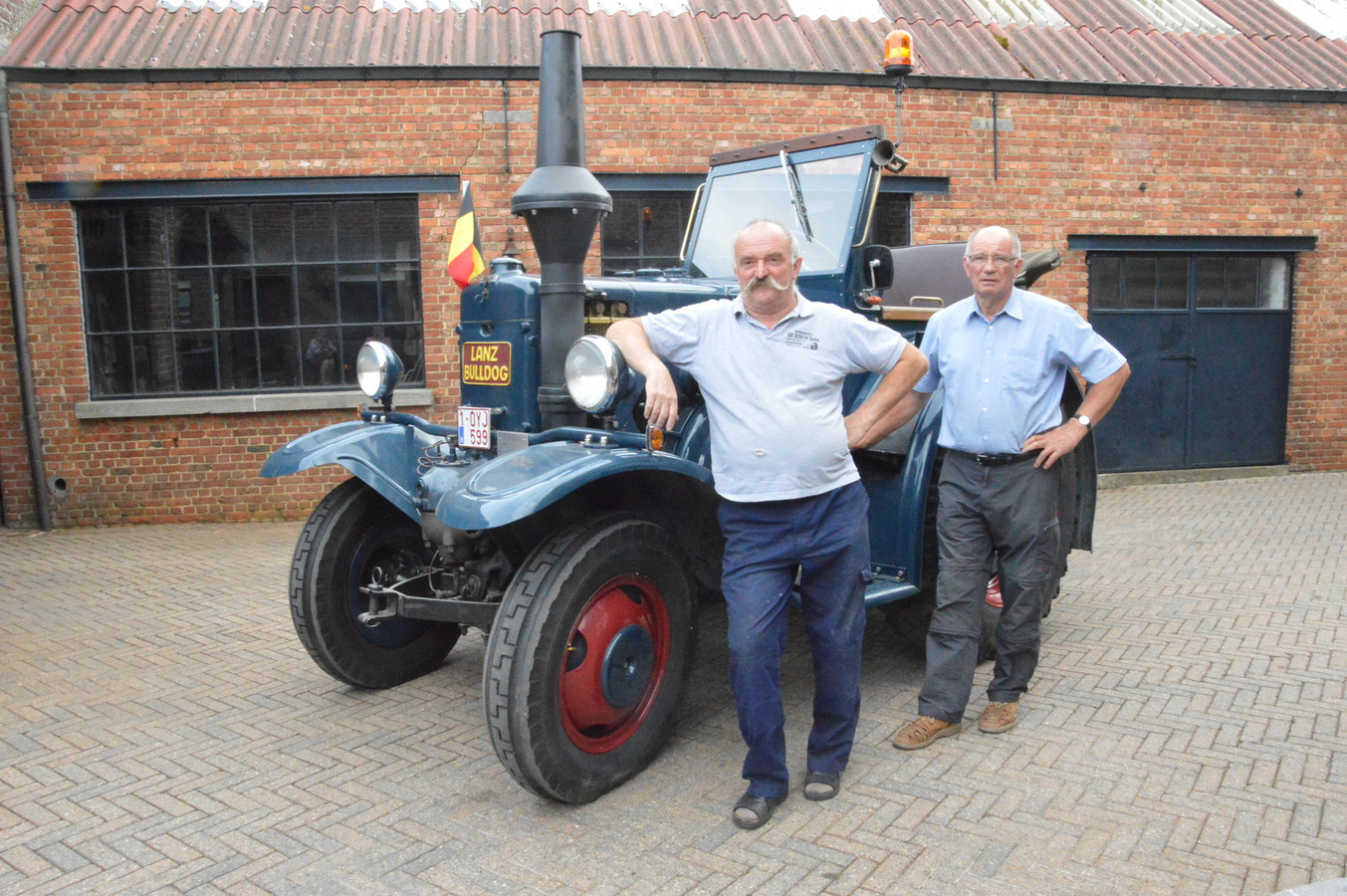 Tocht van meer dan 300 kilometer met oldtimertractoren | Foto | hln.be