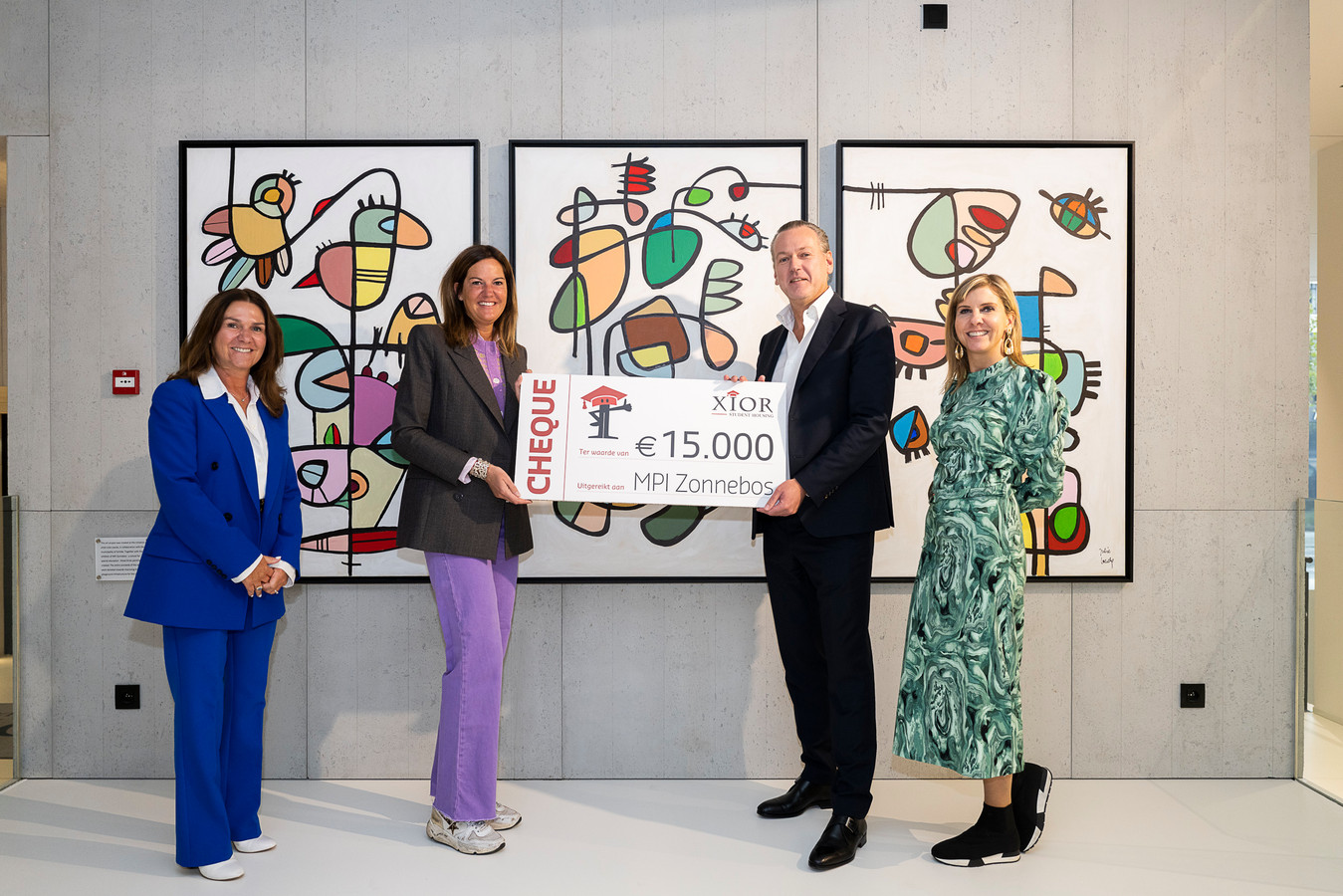 Drieluik dat kunstenares met leerlingen maakte, brengt 15.000 euro op ...