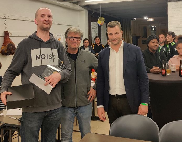 Dominique is het handigst met de keu op biljarttoernooi van Local ...