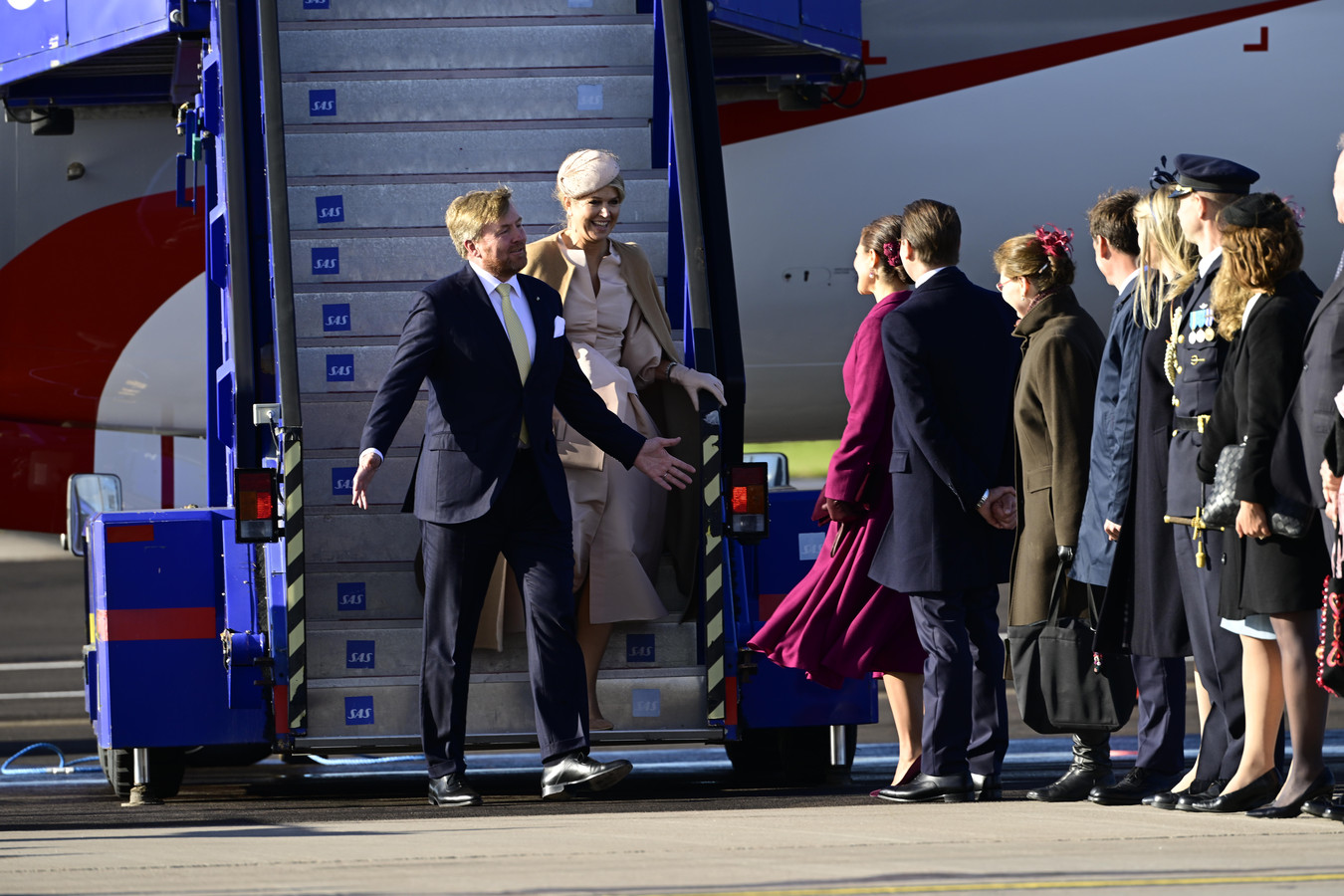 Koningspaar in Zweden joviaal ontvangen door kroonprinses Victoria en ... Koningspaar in Zweden joviaal ontvangen door kroonprinses Victoria en ...