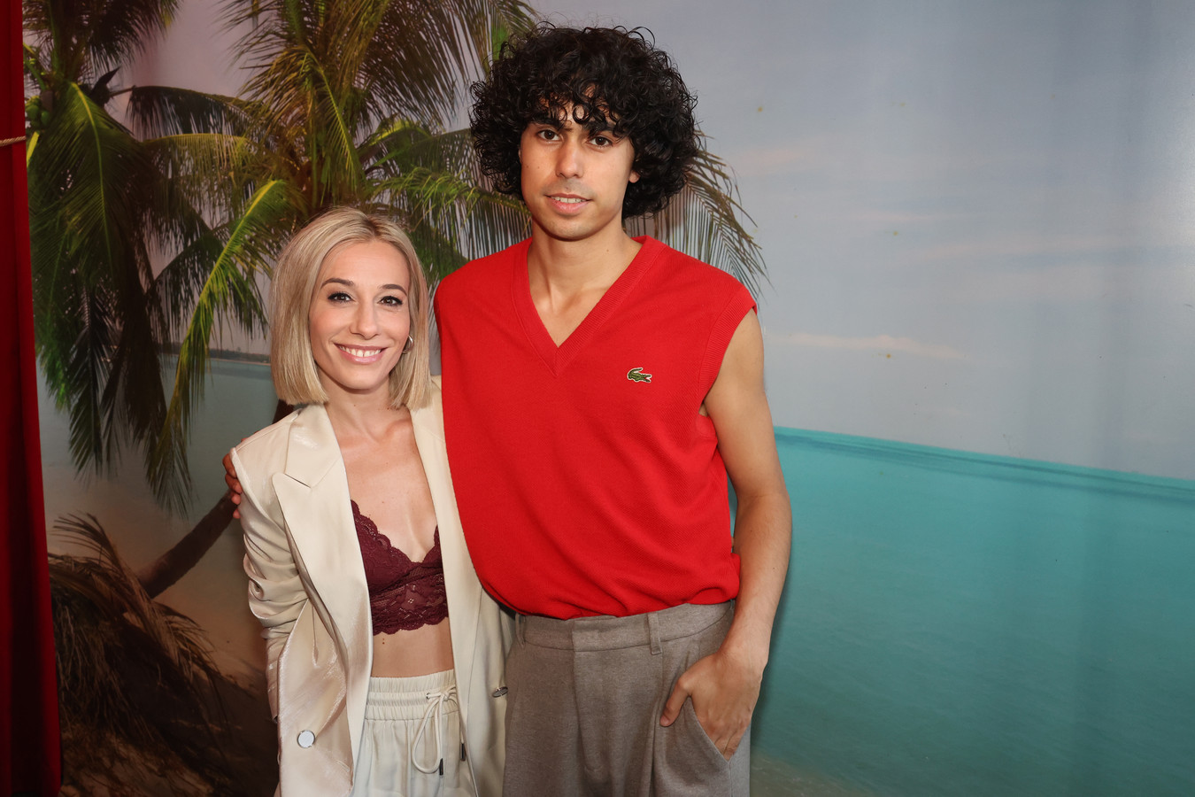 IN BEELD. Familie-actrice Sandrine André supportert voor tv-zoon Yanni op première ‘Zo Mooi, Zo ...