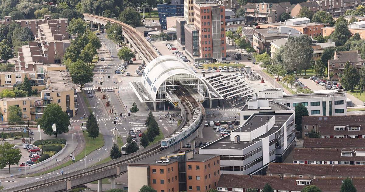 Metrostation Spijkenisse Centrum half uur dicht door nepvuurwapen ...