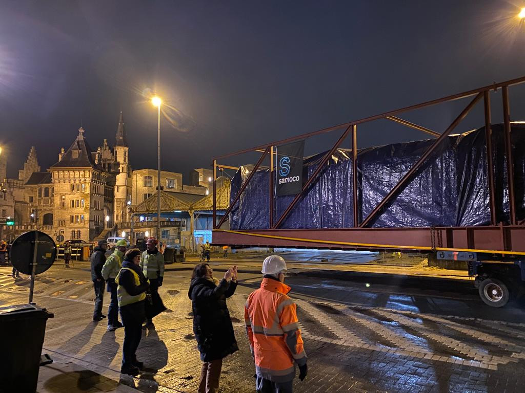 KIJK. Historisch binnenschip verlaat Antwerpse Scheldekaaien… op ...