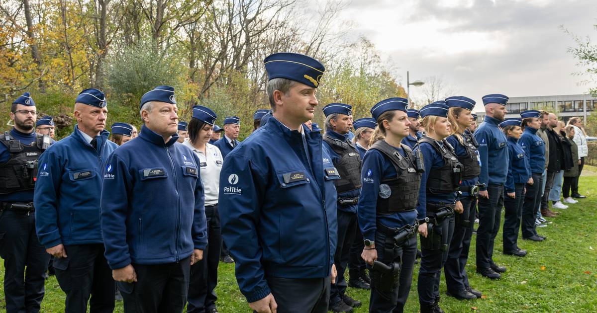 Politie HEKLA houdt minuut stilte ter ere van vermoorde Brusselse agent ...