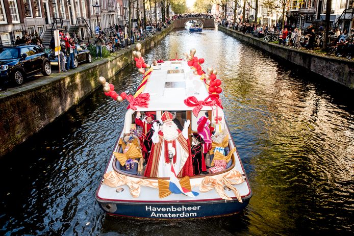 Sinterklaas arriveert in Amsterdam. ‘Is dit de échte Sint ...