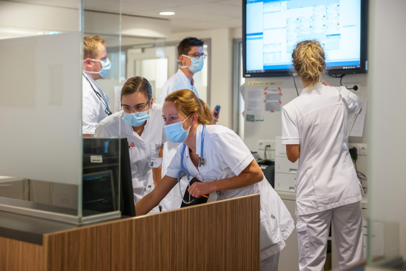 Zo gaat het er nu aan toe op de spoedeisende hulp van Bravis: ‘We lopen over’ | Foto | pzc.nl