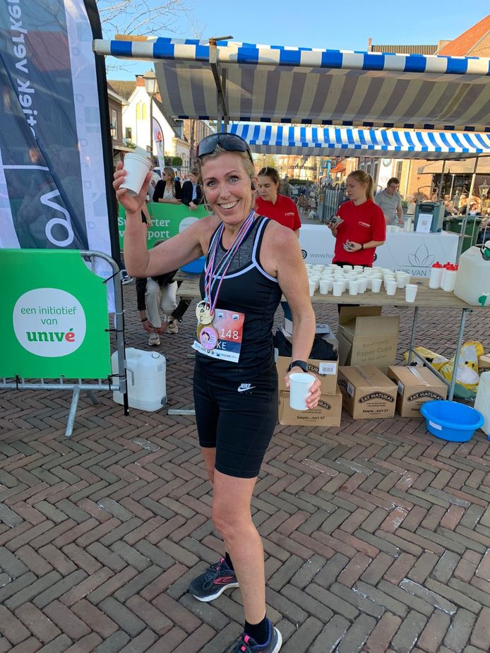 Janneke leefde jarenlang met ondraaglijke bekkenpijn, maar rent nu weer ...