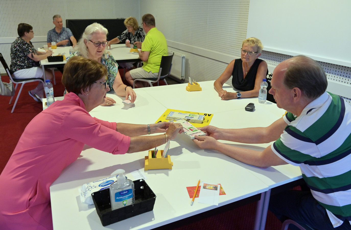 Bij ‘coronaproof’ bridgen zijn de tafels vier keer zo groot: ‘Soms moet ...