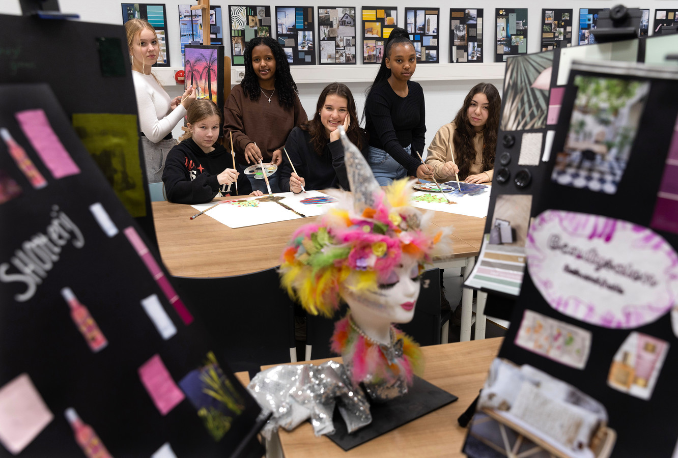Zevenaarse ‘puberkunst’ hangt in Museum Arnhem: ‘Dit voelt heel ...