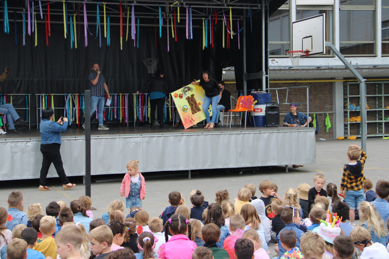 Rock’n roll afscheid van juf Veronique in De Talententuin | Foto | hln.be