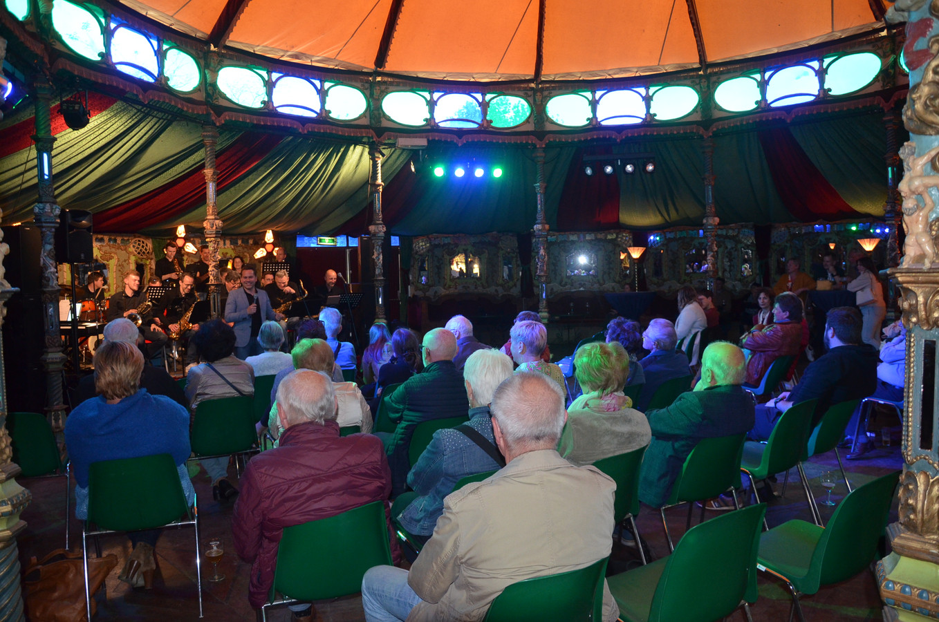 ‘Feest in de Spiegeltent’ start met sfeervolle bigband | Foto | hln.be