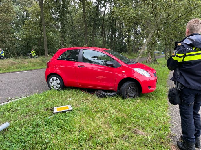 Auto botst tegen boom in Schaijk; vrouw raakt gewond | Maashorst | AD.nl