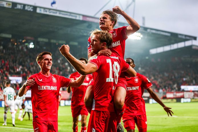 Sem Steijn schiet FC Twente naar gunstige uitgangspositie voor laatste voorronde Conference ...