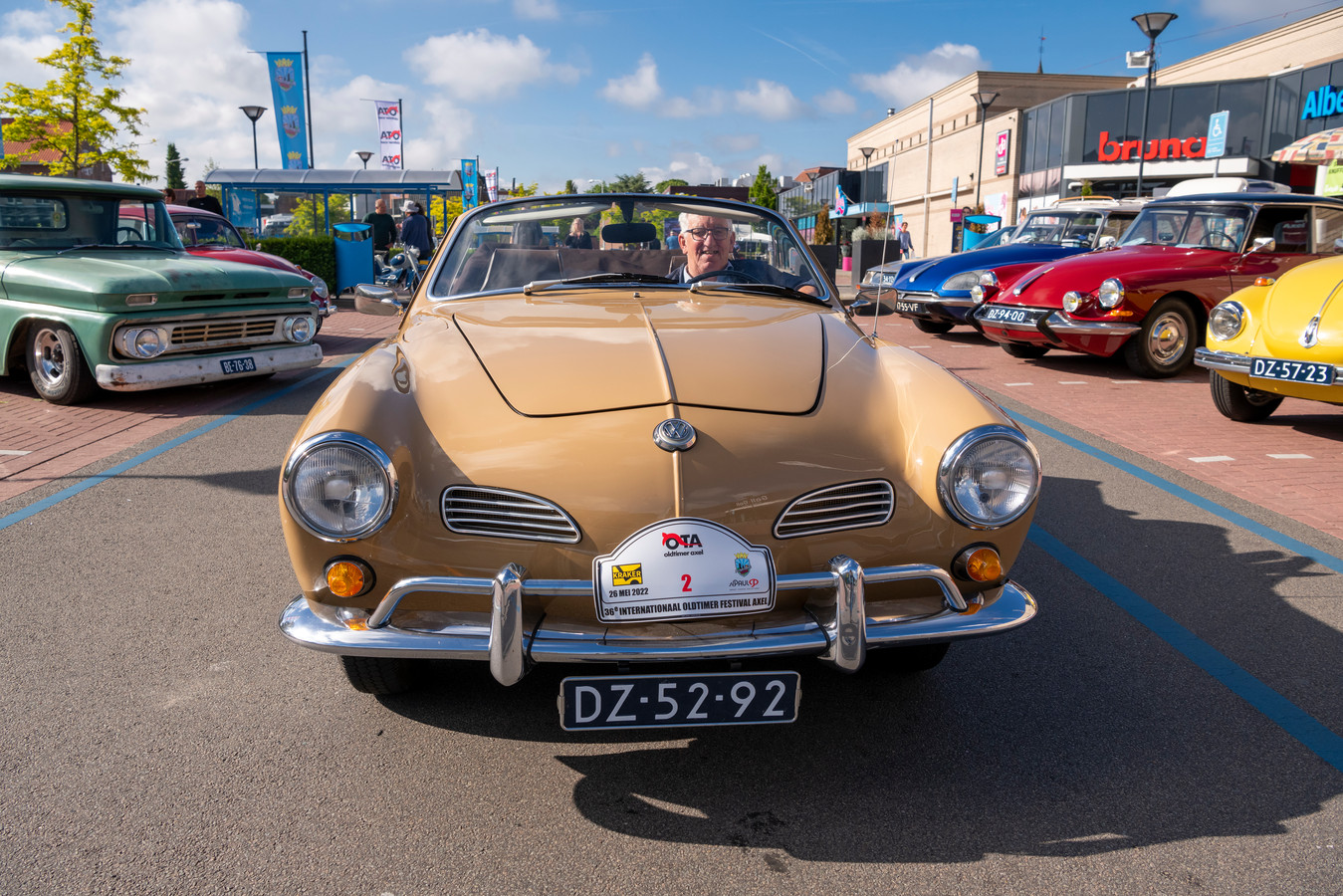 Oldtimers bewonderen in Axel: ‘Ik zwaai heel wat af als we met deze ...