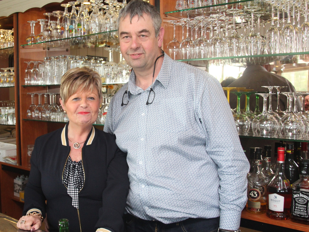 Marleen en Peter voortaan achter tapkraan van Café Revue | Foto | hln.be Marleen en Peter voortaan achter tapkraan van Café Revue | Foto | hln.be