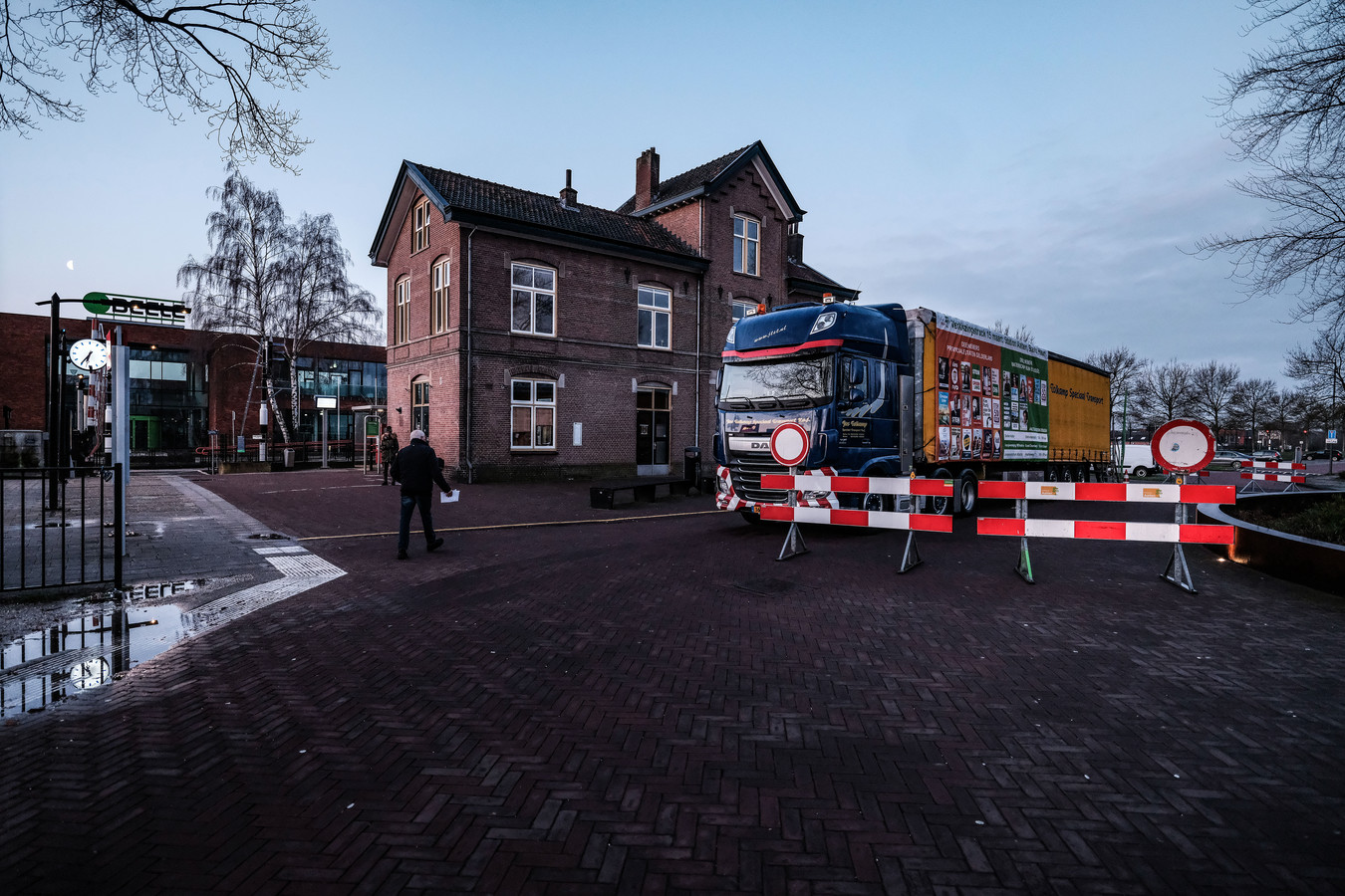 Opvallende zaken uit de stemlokalen: vrouw rijdt met scootmobiel kiezer ...