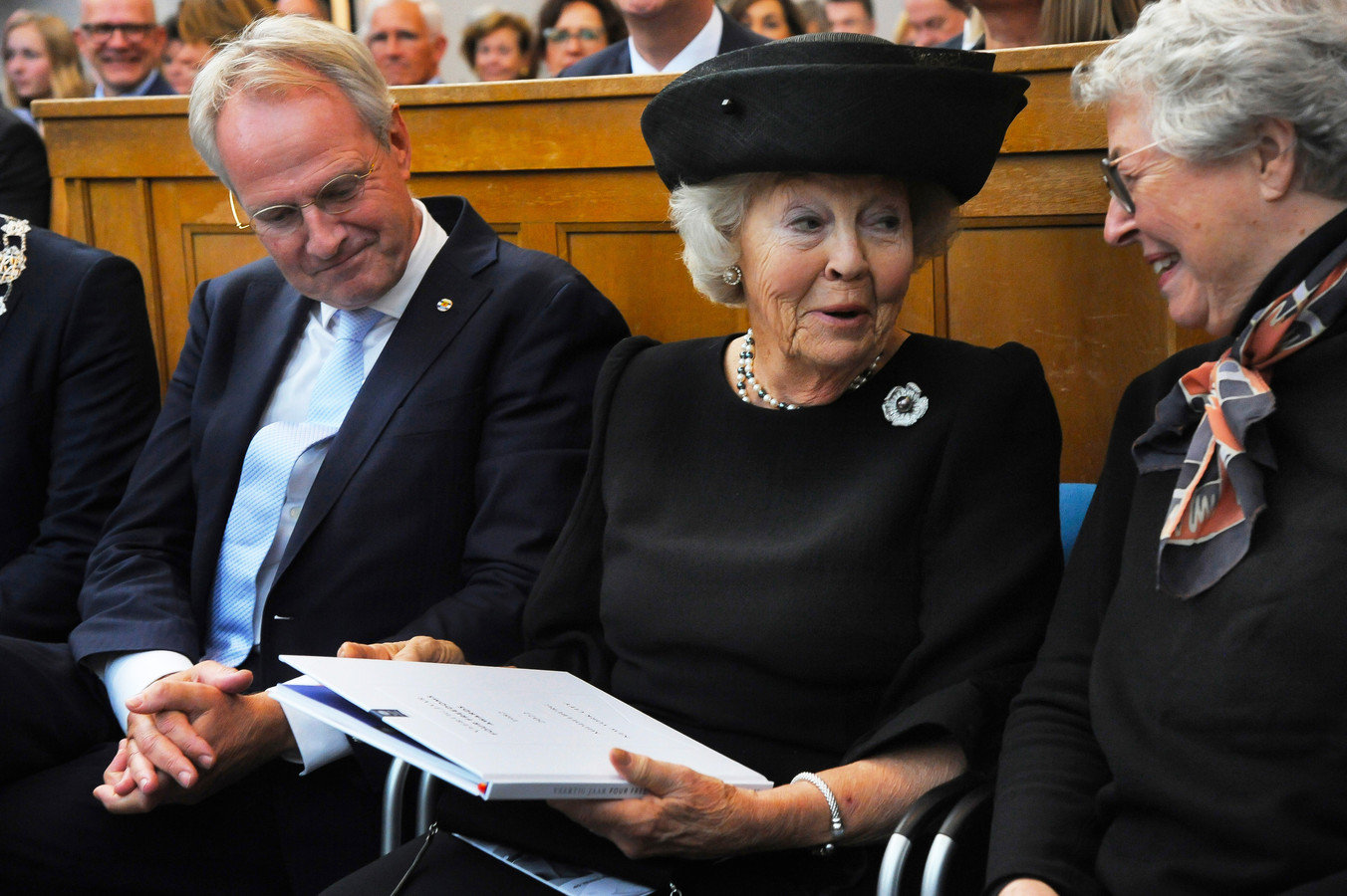 Prinses Beatrix neemt het jubileumboek van de Four Freedoms Awards in ...