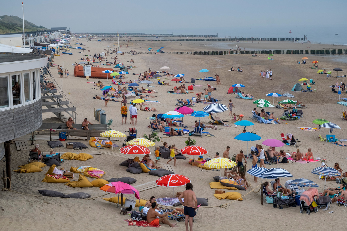 Drukte op het strand: ‘Dishoek is deze zomer Lloret 2.0' | Foto ...