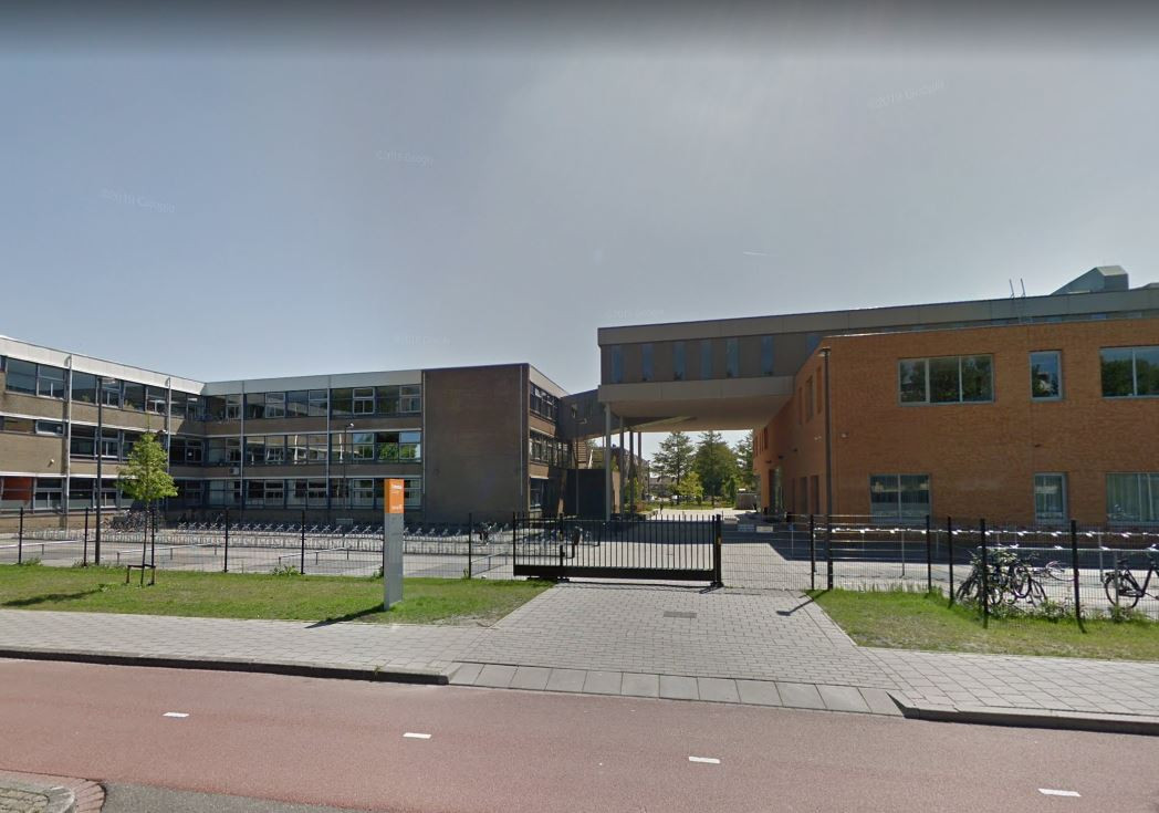Aangifte tegen jongens die met stadionfakkels door Comenius Lyceum ...