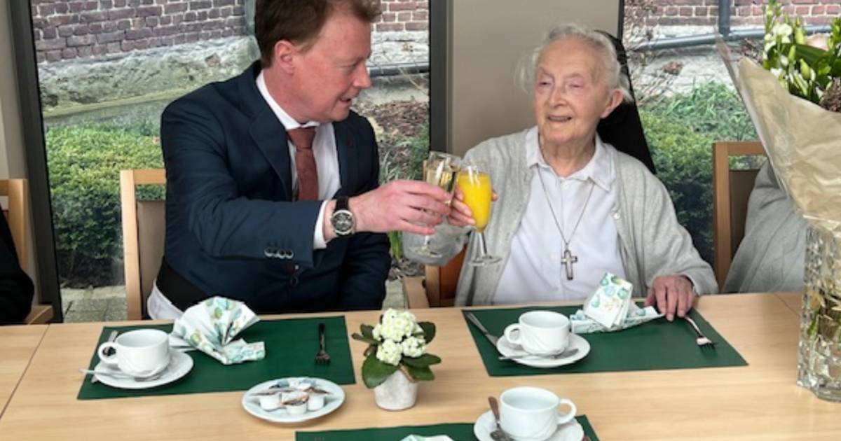 Zuster Godelieve is 100: “Zat nog aan de balie in het rusthuis waar ze ...