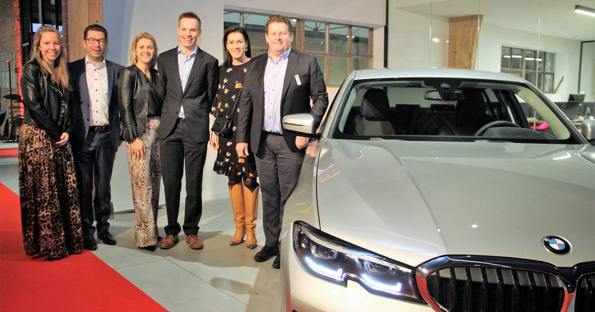 Le Couter stelt nieuwe BMW 3 voor in toonzaal vol kantoormeubilair van ...