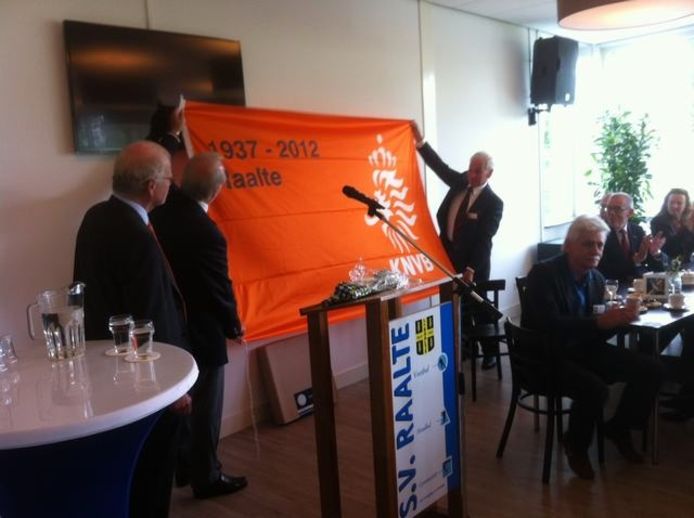 Lintje voor wedstrijdsecretaris jubilerend SV Raalte | Raalte ...