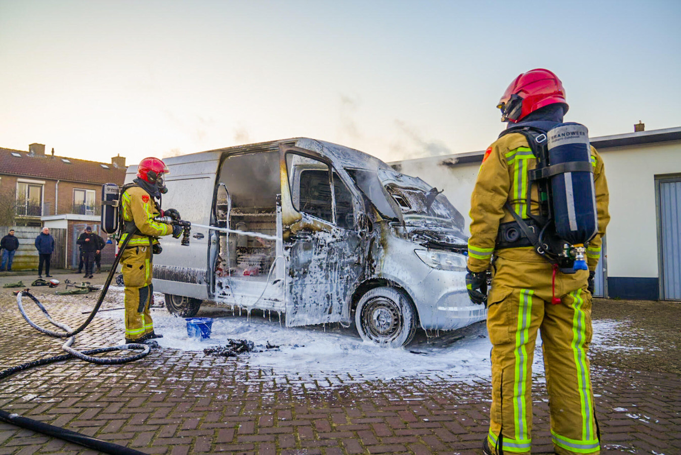 Bestelbus verzwolgen door vlammen bij brand in Eindhoven, kortsluiting ...