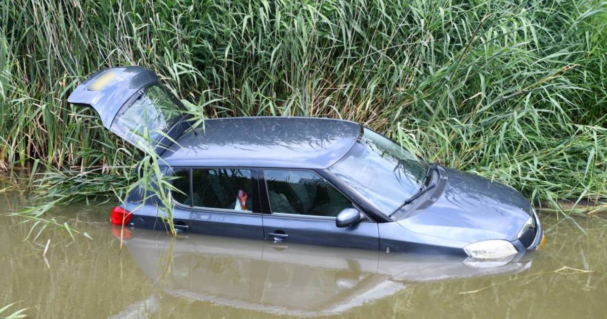 Bestuurder vergeet handrem bij parkeren en rijdt water in op Dijkdreef ...