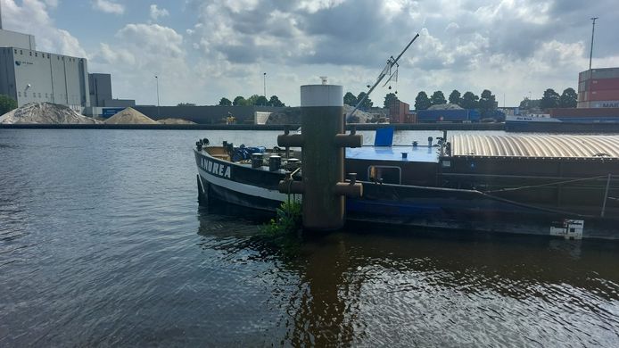 Scheepswerker valt in Zuid-Willemsvaart bij Veghel en overlijdt, politie doet uitgebreid ...