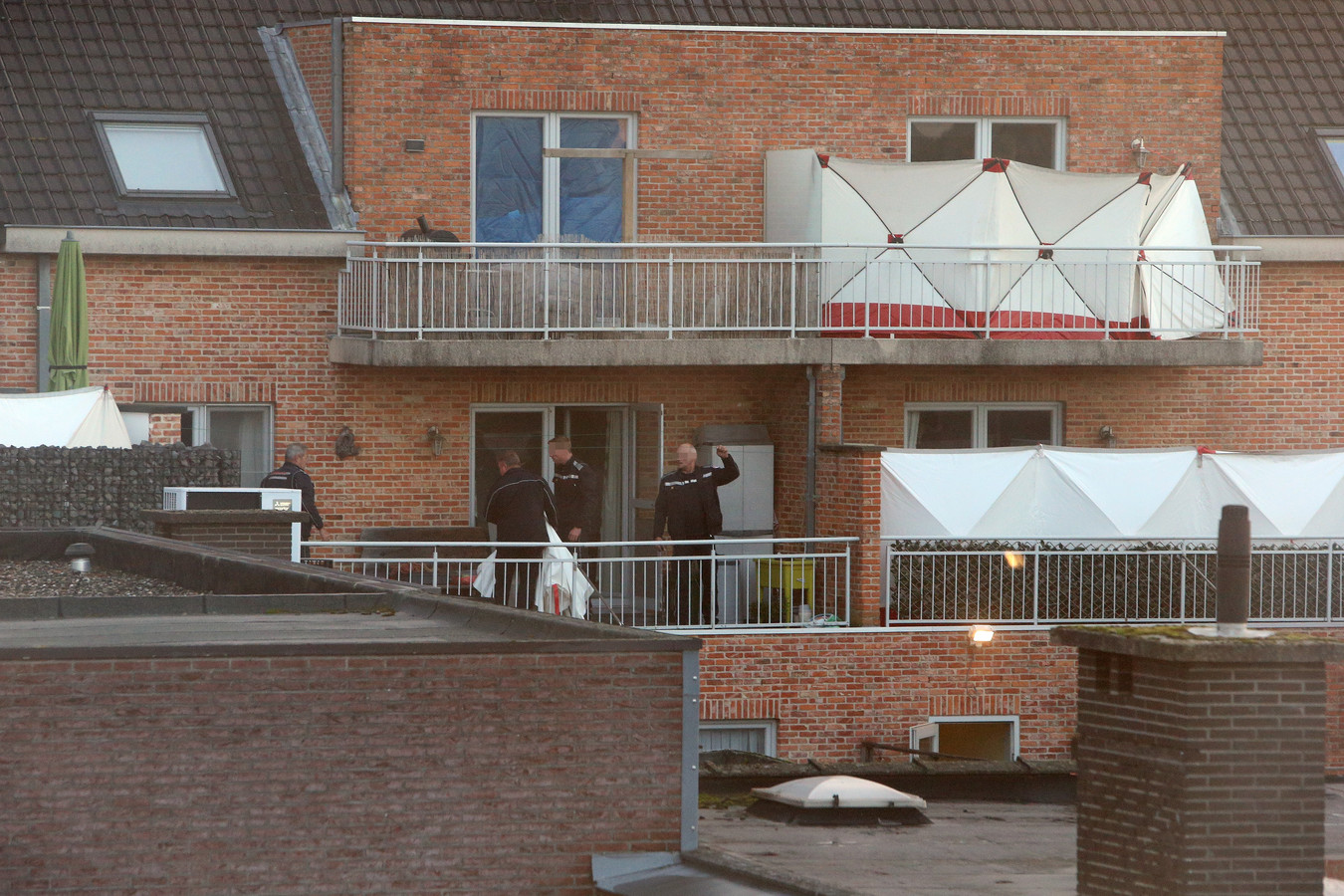 Van dichtgeplakte ramen tot zeilen bij de buren: urenlange ... Van dichtgeplakte ramen tot zeilen bij de buren: urenlange ...
